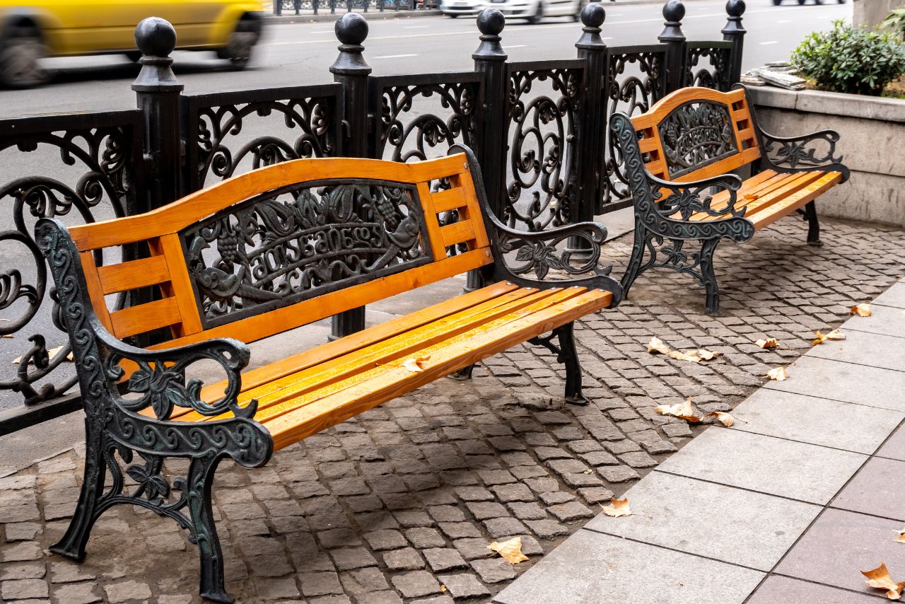 Ławki ogrodowe z drewna, metalu czy betonu? Porównanie najpopularniejszych materiałów - Domis